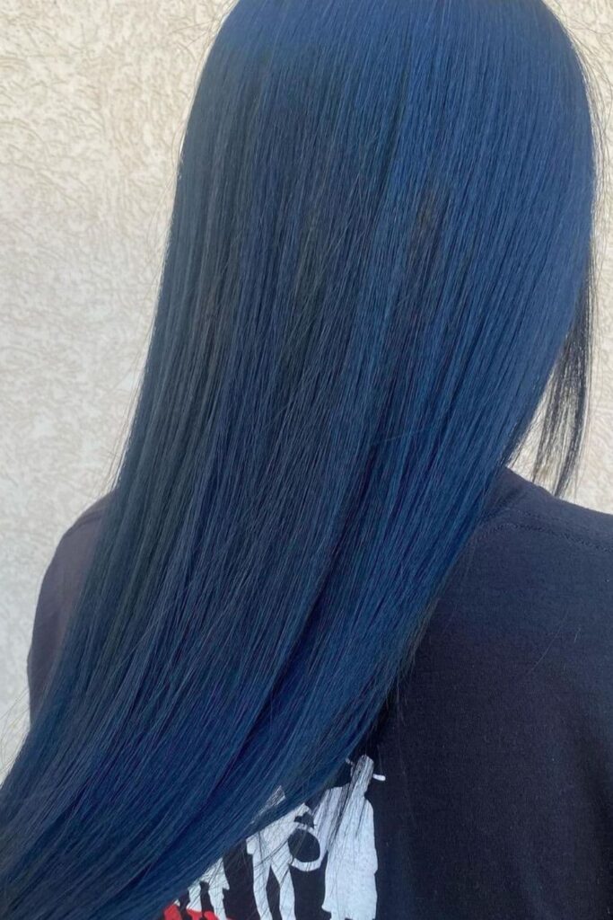24 Gorgeous Blue Black Hair Ideas: Top Styles For A Stand-Out Look | Lookosm